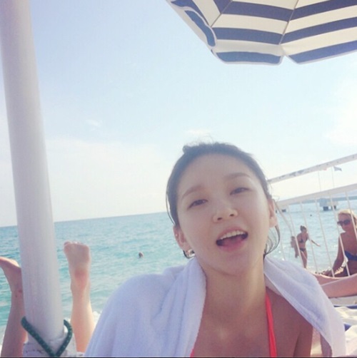 강민경 노출 비키니 가슴 너무 커 짓눌렸네 ‘대단한 글래머 손에 잡히는 뉴스 눈에 보이는 뉴스 뉴스엔